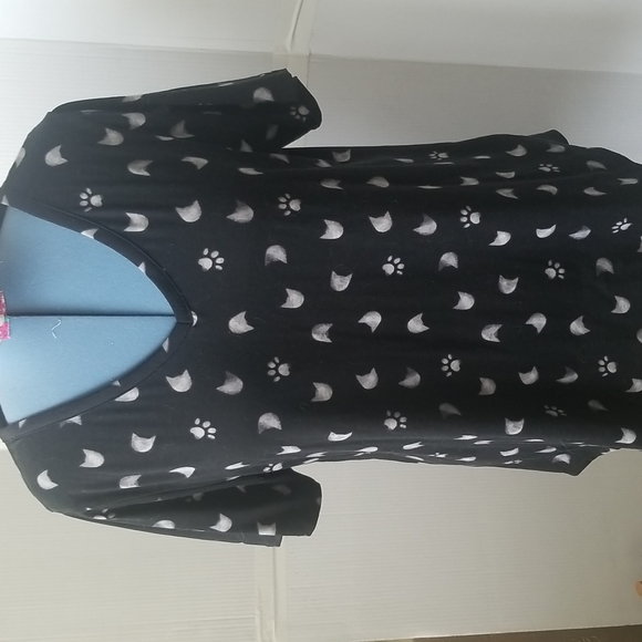 LuLaRoe | Tops | Lularoe Large V Neck Shirt With Cat Heads And Paw ...